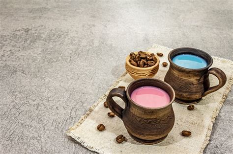 트렌디 한 음료 블루와 핑크 라떼 라벤더 또는 스피룰리나와 장미 비트 뿌리 또는 라즈베리 커피 돌 콘크리트 배경 0명에 대한