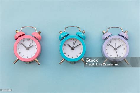 단순히 최소한의 디자인 세 울리는 트윈 벨 클래식 알람 시계 블루 파스텔 배경에 고립 휴식 시간 생활 좋은 아침 밤 깨어 개념