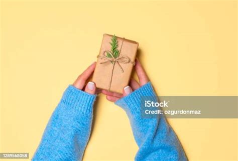 검은 배경에 선물 상자를 들고 빨간 풀오버에 젊은 여성의 손 크리스마스와 발렌타인 데이 컨셉 주기에 대한 스톡 사진 및 기타 이미지 Istock