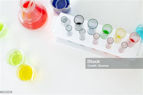 실험실 장비의 평면도 흰색 테이블에 파란색 액체 시계 유리 플라스 크 시험관 및 비 커 0명에 대한 스톡 사진 및 기타 이미지 Istock