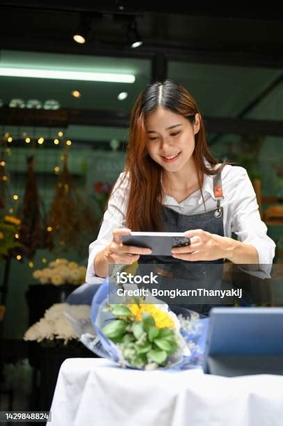 스마트 폰으로 아름다운 꽃다발 사진을 찍는 아름다운 아시아 여성 플로리스트 20 24세에 대한 스톡 사진 및 기타 이미지 20 24세 경영자 기업가 Istock