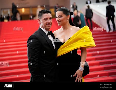 Andre Lemmers Left And Adriana Lima Pose For Photographers Upon