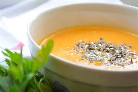 말린 바질과 참깨를 뿌린 홈메이드 크리미 한 버터넛 스쿼시 호박 수프와 신선한 파슬리와 파 0명에 대한 스톡 사진 및 기타 이미지 0명 가을 건강한 식생활 Istock