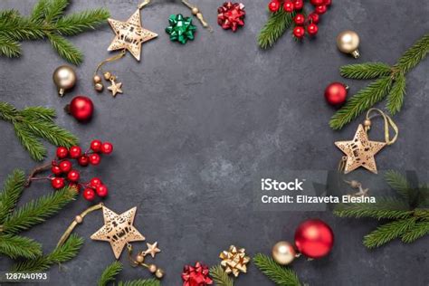 전나무 나무와 어두운 돌 배경에 장식 크리스마스 배경 상단 보기 복사 공간 0명에 대한 스톡 사진 및 기타 이미지 0명 개인 장식품 검은색 Istock