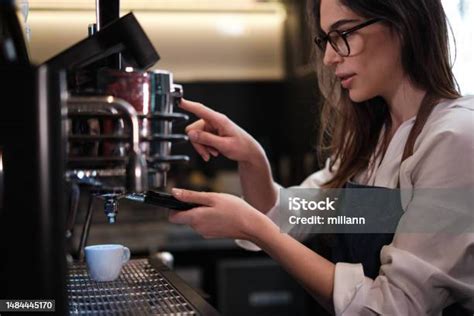 카페테리아의 커피 머신에서 커피를 만드는 바리스타의 프로필 기계류에 대한 스톡 사진 및 기타 이미지 기계류 기업가 노동조합 Istock