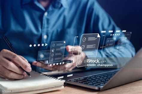 문서 관리 검사 시스템 온라인 문서 데이터베이스 및 프로세스 관리 파일 돋보기 확인 및 문서 폴더에 대한 초점 문서 기업 비즈니스 기술 개념입니다 리더십에 대한 스톡 사진