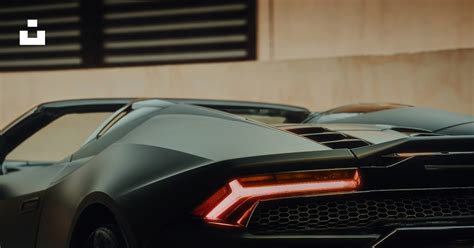 검은 람보르기니가 거리에 주차되어 있습니다 사진 Unsplash의 무료 자동차 이미지