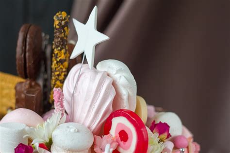 핑크와 초콜릿 장식과 흑백 초콜릿 스폰지 케이크의 근접 촬영 건강에 좋지 않은 음식에 대한 스톡 사진 및 기타 이미지 건강에 좋지 않은 음식 건강하지 못한 생활방식