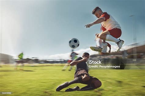 슬라이드 챌린지 공 및 축구 속도는 스포츠 맨과 함께 잔디밭에서 남자 팀과 함께 게임 축구 피트니스 및 운동이나 훈련에서 강하고 빠르며 경쟁하는 스포츠 사람들 축구 신발에