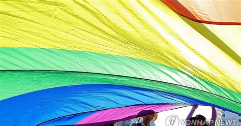 소수자들을 위해 펼쳐진 무지개 깃발