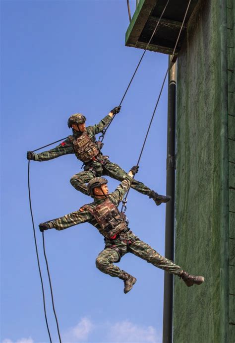 广西贺州：武警特战队员磨砺飞檐走壁硬功中华网