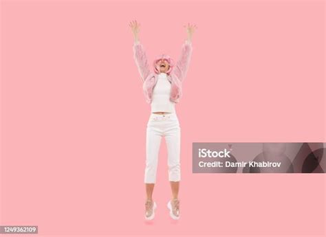 분홍색 배경에 고립 된 젊은 활동적인 여성 점프와 웃음의 전체 길이 사진 20 29세에 대한 스톡 사진 및 기타 이미지 20 29세 가득 찬 가발 Istock