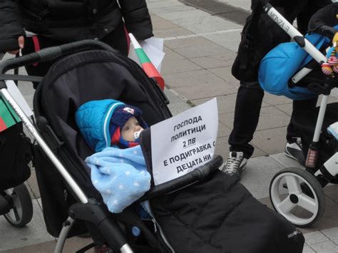 Майки протестираха на прощада пред община Русе Dnes Dir Bg