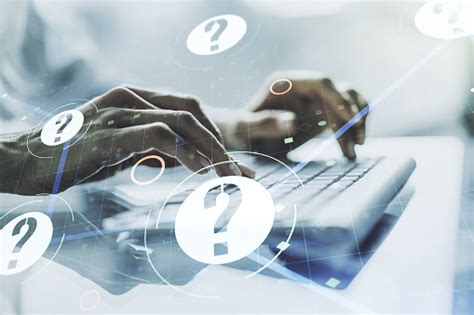 창조적 인 추상적 인 물음표 홀로그램과 배경 미래 기술 개념에 컴퓨터 키보드에 입력 손 다중 노출 질의응답에 대한 스톡 사진 및 기타 이미지 Istock