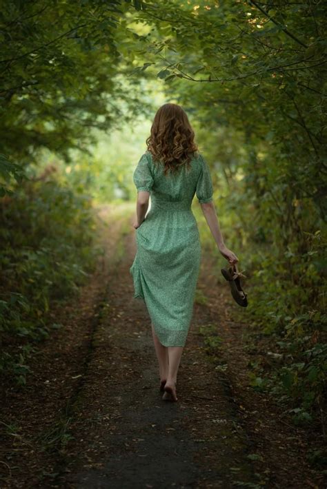 Девушка босиком со спины в парке Босиком Потрясающие женщины Винтажные фото