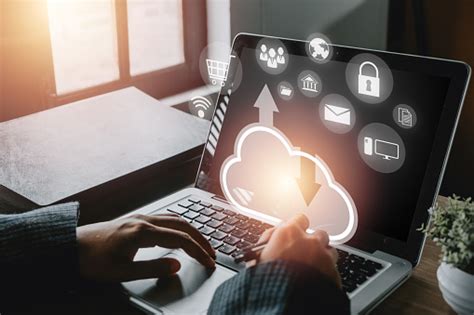 클라우드 컴퓨팅 아이콘 클라우드 컴퓨팅 개념 백업 스토리지 데이터 인터넷 네트워킹 및 디지털 공유 글로벌 기술 개념과 노트북