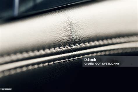 스티치 가죽 블랙 레더 자동차 인테리어의 일부 모던 한 럭셔리 자동차 블랙 가죽 인테리어 화이트 스티치가 있는 카레 가죽 인테리어 디테일 장식 솔기 매크로 샷 가구에 대한