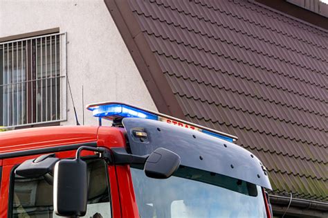 폴란드 국립 소방대 무거운 소방 트럭이 신호등과 푸른 불을 들고 건물 배경에 서 있습니다 구조 및 소방 작업 소방관에 대한 스톡 사진 및 기타 이미지 Istock