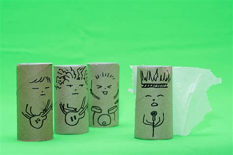 화장지 롤로 만든 양식에 일치시키는 음악 그룹 개념은 나쁜 음악과 나쁜 음악가입니다 0명에 대한 스톡 사진 및 기타 이미지