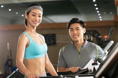 健身教练指导青年女人健身高清图片下载 正版图片501954314 摄图网
