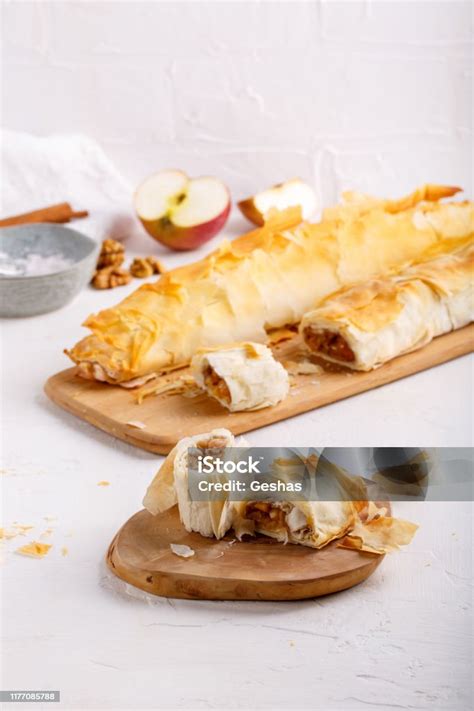 흰색 테이블에 애플 슈트루델 사과와 홈 메이드 파이 호두와 계피 공간을 복사합니다 가루 설탕에 대한 스톡 사진 및 기타 이미지