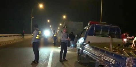 បុរសម្នាក់ជិះម៉ូតូមិនប្រយ័ត្នជ្រុលទៅបុករថយន្ដដែលខូចនៅលើស្ពានពីក្រោយ