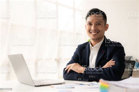 금융 그래프 차트 마케팅 정보 계획을 작성하는 아시아 사업가 책상에서 노트북을 사용하여 계산 및 분석을 위해 재무 문서 스프레드시트를 읽는 남성의 손 개념에 대한 스톡 사진