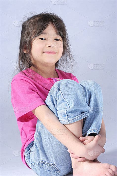 小女孩抱着她的膝盖