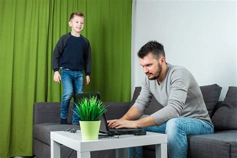 아버지는 집에서 노트북을 작동 그의 아들은 그를 귀찮게 사업가 집에서 일하고 아이를 찾고 아이와 함께 시간을 보내고 시작 프리랜서 현대 가족 어린이의 문제에 대 한 개념