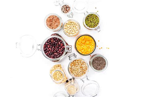 식료품 플라스틱 무료 저장 및 항아리에 가정 주식 다양한 콩 곡물 곡물 콩류 재사용 가능한 캔의 씨앗 흰색 테이블 제로 폐기물과 지속 가능한 Llifestyle 건강한 생활