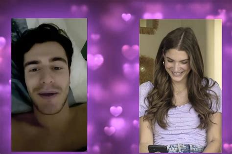 Torse Nu Dans Son Lit Conner Rousseau Adresse Un Message à Une