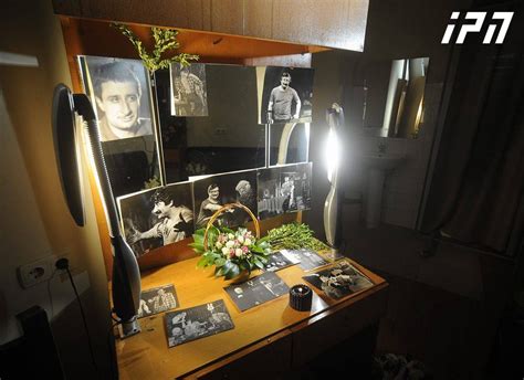 დღის ფოტო გივი ბერიკაშვილის ყვავილებით სავსე საგრიმიორო Ambebi Ge