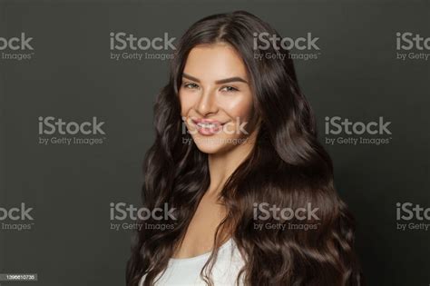 검은 배경에 웃고있는 곱슬 곱슬 한 아름다운 머리카락을 가진 행복한 매력적인 여성 25 29세에 대한 스톡 사진 및 기타 이미지 25 29세 가발 갈색 Istock