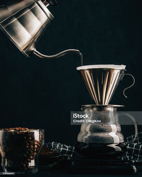 퓨버의 대체 방법으로 커피를 만드는 과정 종이 필터를 통해 뜨거운 물을 흘리는 어두운 배경 0명에 대한 스톡 사진 및 기타