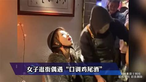 女子偶遇“口调鸡尾酒”，好奇尝试却遇惊喜，头盔才是核心道具