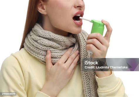 스카프를 가진 젊은 여자 흰색 배경에 목구멍 스프레이를 사용하여 근접 촬영 20 24세에 대한 스톡 사진 및 기타 이미지 20 24세 감기와 독감 건강관리와 의술