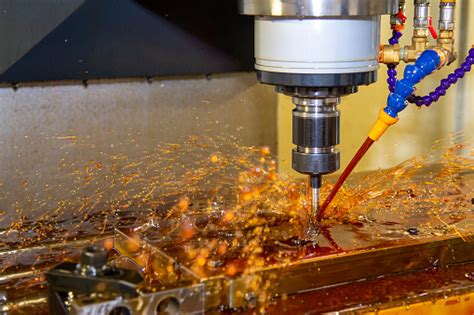 Cnc 밀링 기계는 오일 냉각수 방법으로 진공 금형 부품을 절단합니다 밀링커터에 대한 스톡 사진 및 기타 이미지 밀링커터 0명 Cnc 장치 Istock