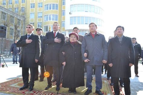 Ж Батмөнхийн хөшөөнд цэцэг өргөлөө