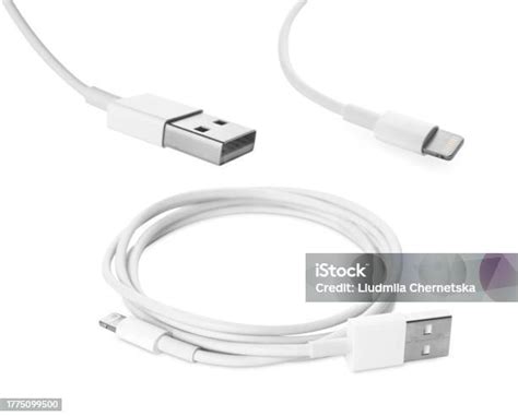 흰색 배경에 번개 커넥터가 있는 케이블 다른 쪽에서 보기 0명에 대한 스톡 사진 및 기타 이미지 0명 Brand Name Smart Phone Usb 케이블 Istock