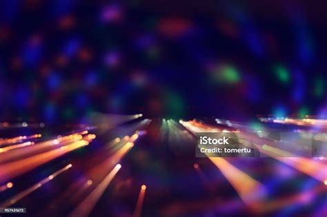 80 년대 복고 스타일의 미래 지향적인 레트로 배경 디지털 또는 사이버 표면 네온 빛과 기하학적 패턴 1990 1999 년에 대한 스톡 사진 및 기타 이미지 Istock