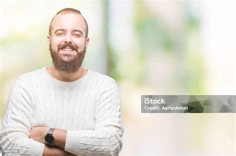 이상 겨울 스웨터를 입고 젊은 백인 Hipster 남자와 함께 웃 고 행복 얼굴 넘어 무기는 카메라 보고 배경 고립 긍정적인