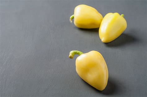 흩어져있는 신선한 잘 익은 고추는 어두운 시멘트 테이블에 놓여 있습니다 텍스트의 공백 복사 건강한 식생활에 대한 스톡 사진 및 기타 이미지 Istock