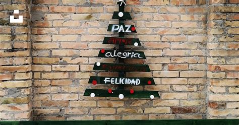 녹색 흰색 빨간색 나무 크리스마스 트리가 갈색 벽에 설치되었습니다 사진 Unsplash의 무료 산 베네데토 델 트론토 이미지