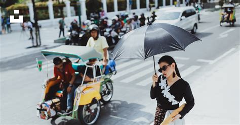 우산을 들고 차량 근처에 서 있는 여자 사진 Unsplash의 무료 자동차 이미지