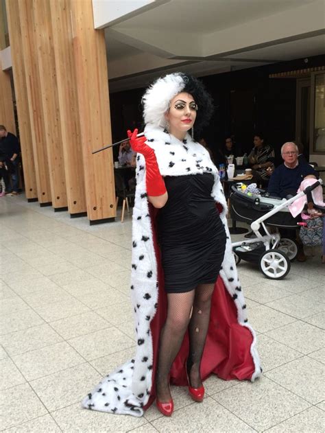 Cruella Deville Cosplay At Lfcc 2016 Cruella Deville Costume Diy Cruella Deville Costume