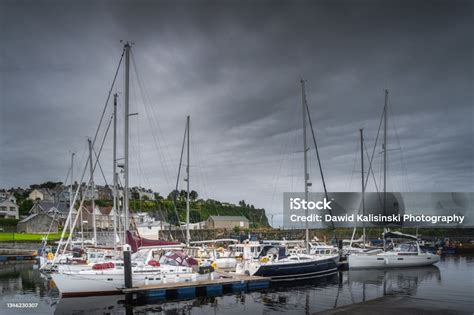발리캐슬 타운의 작고 아름다운 정박지에 정박한 요트와 범선 선박에 대한 스톡 사진 및 기타 이미지 선박 크루즈 휴가 0명 Istock