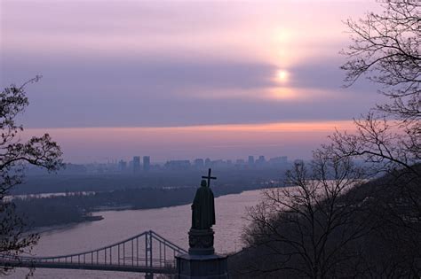 보행자 다리와 봄 화려한 일출 동안 블라디미르 대왕의 유명한 기념물드니프로 강의 아름다운 풍경 전망 세인트 블라디미르 힐 키예프 우크라이나 0명에 대한 스톡 사진 및 기타