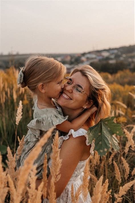 Мама и дочка фотосессия в поле на закате Фотосессия Мама и дочь фото Мама