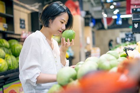 젊은 아시아 여성이 슈퍼마켓에서 식료품을 쇼핑하고 농산물 통로를 따라 신선한 유기농 과일과 채소를 선택합니다 과일과 채소 쇼핑 일상적인 쇼핑 제로 웨이스트 건강한 식습관과