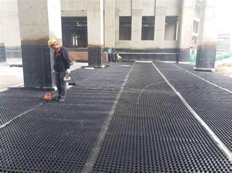 车库顶板排水板施工操作 客户案例 凹凸型塑料排水板 滤水板 疏水板 蓄排水板厂家 认证品牌